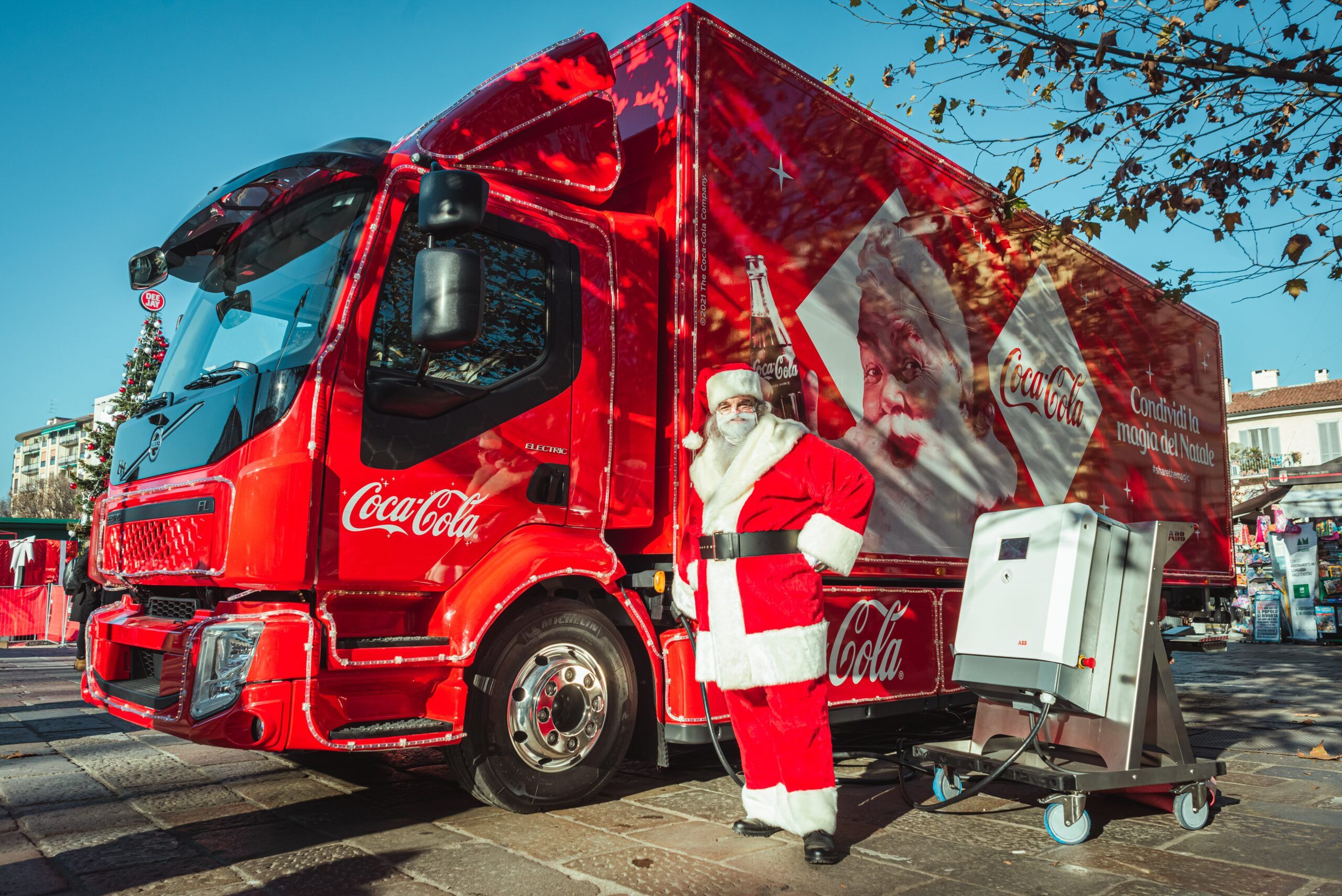 Coca-Cola’s ‘Christmas holiday’ truck goes fully electric - Electric ...