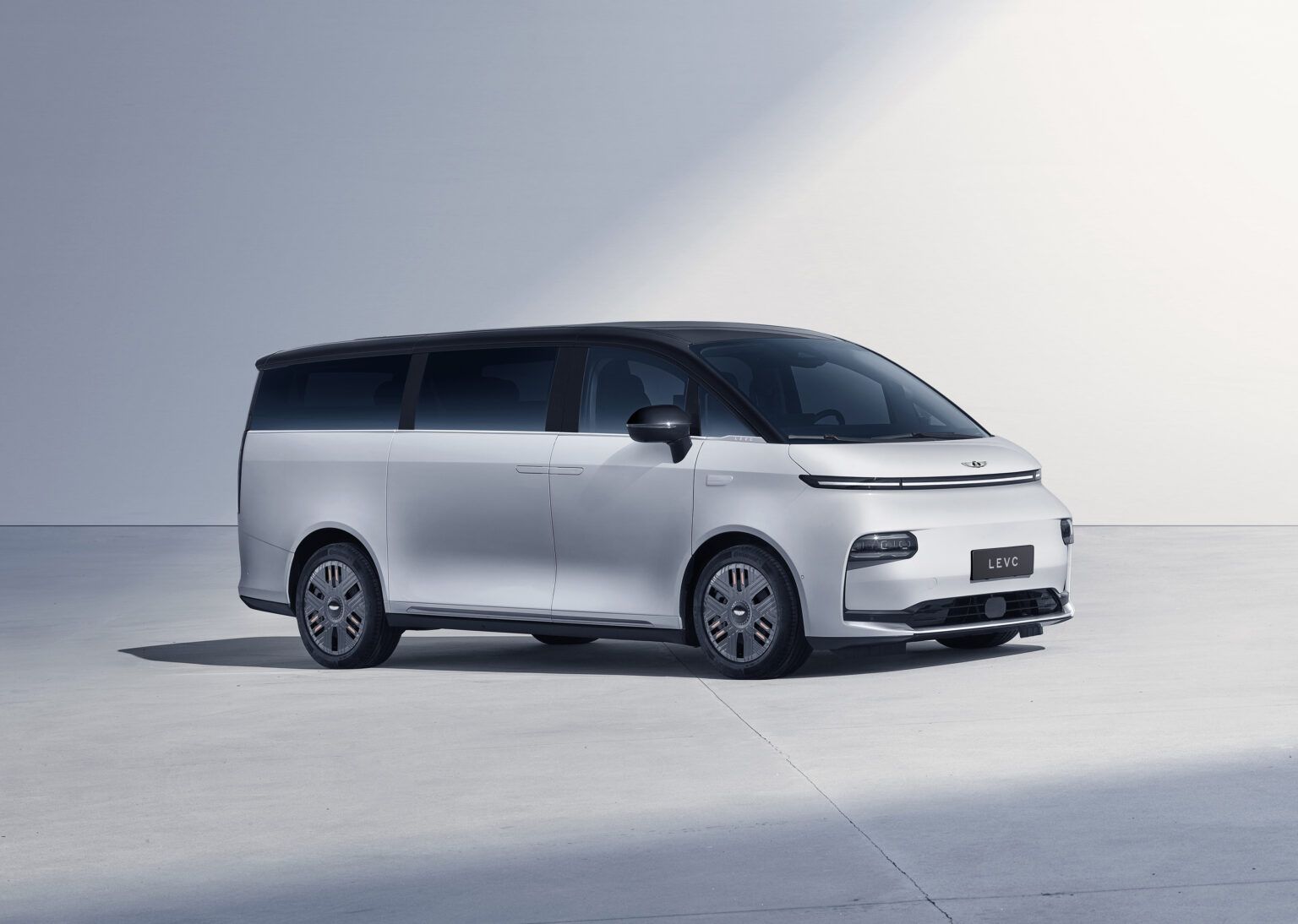 LEVC reveals its L380 large electric eight-seater MPV - Electric ...