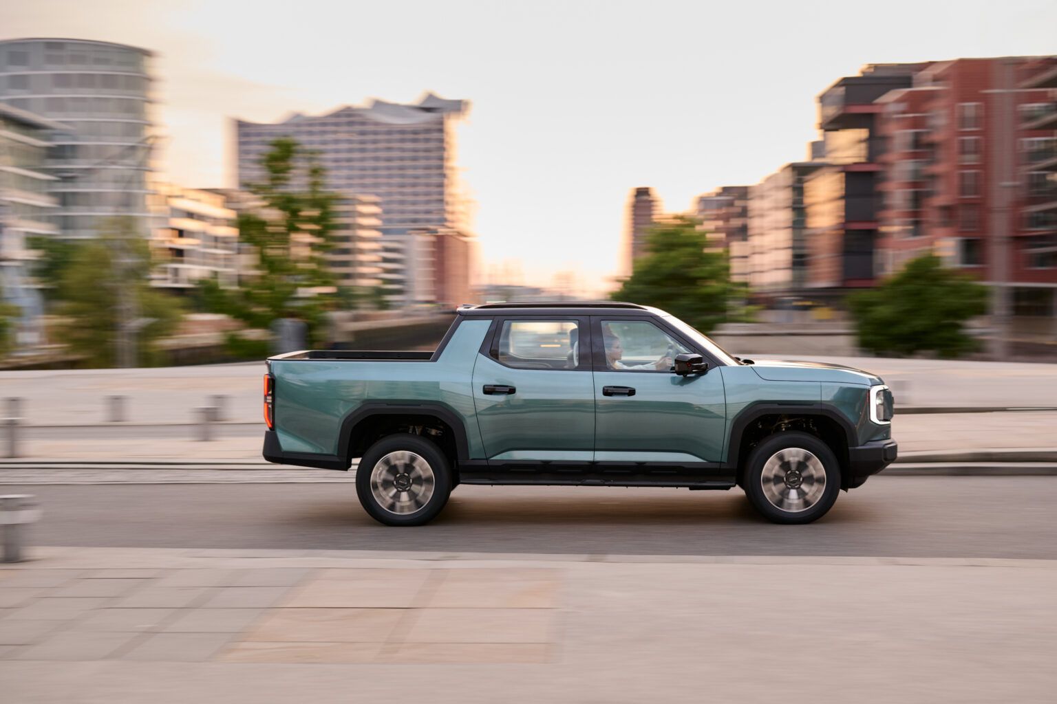 Maxus unveils first all-electric pickup with standard all-wheel drive ...
