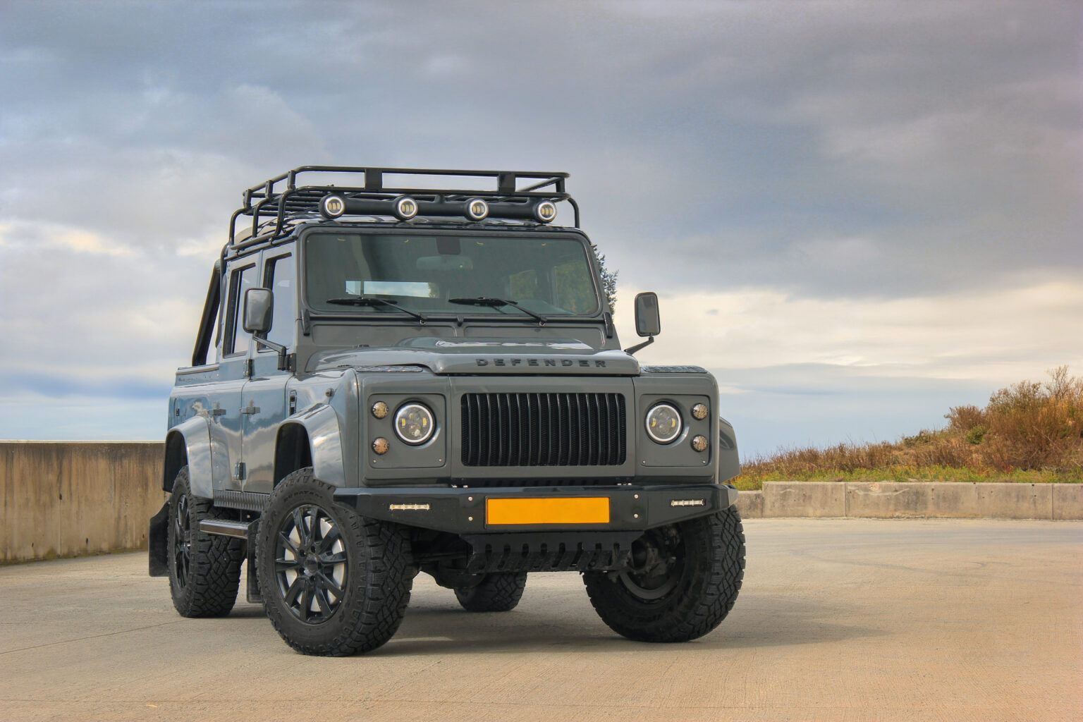 In-wheel motor technology comes to classic Land Rover Defender restorations - Electric & Hybrid ...